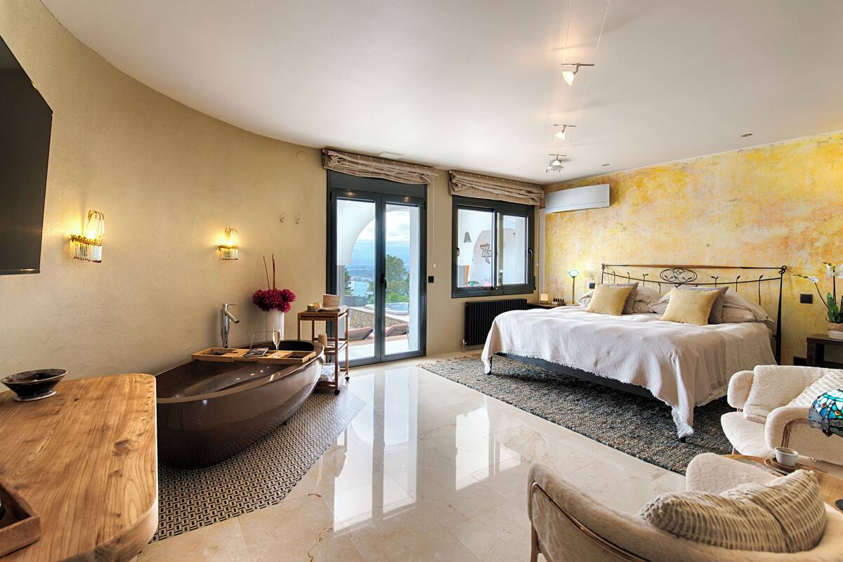 Quarto Duplo de Luxo, 1 cama king-size, polibã adaptado para cadeiras de rodas, vista para o mar | Cofre no quarto, cortinas/cortinados opacos, quartos insonorizados