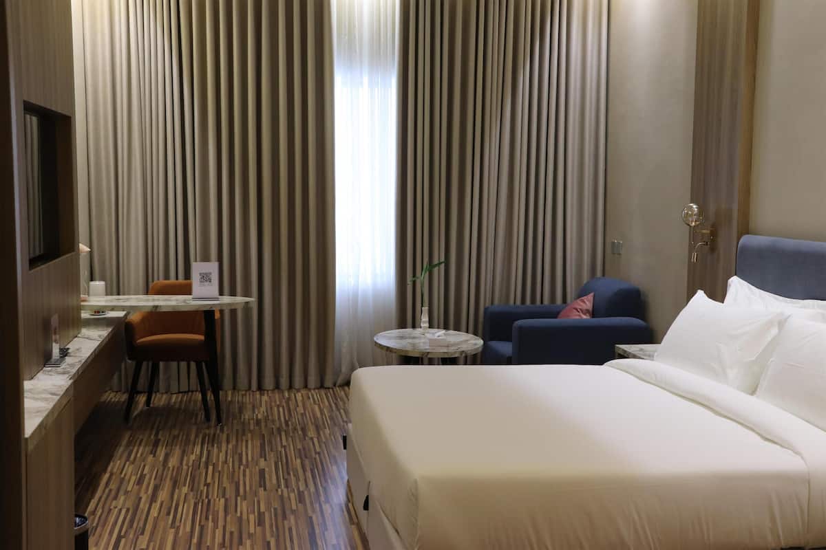 Cofres nos quartos, escrivaninha, cortinas blackout