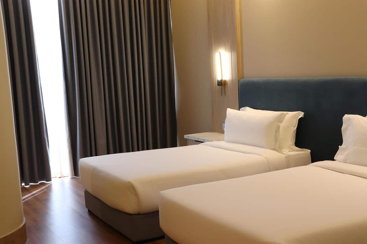 Suíte, 2 camas de solteiro, para não fumantes (Dining Table) | Cofres nos quartos, escrivaninha, cortinas blackout