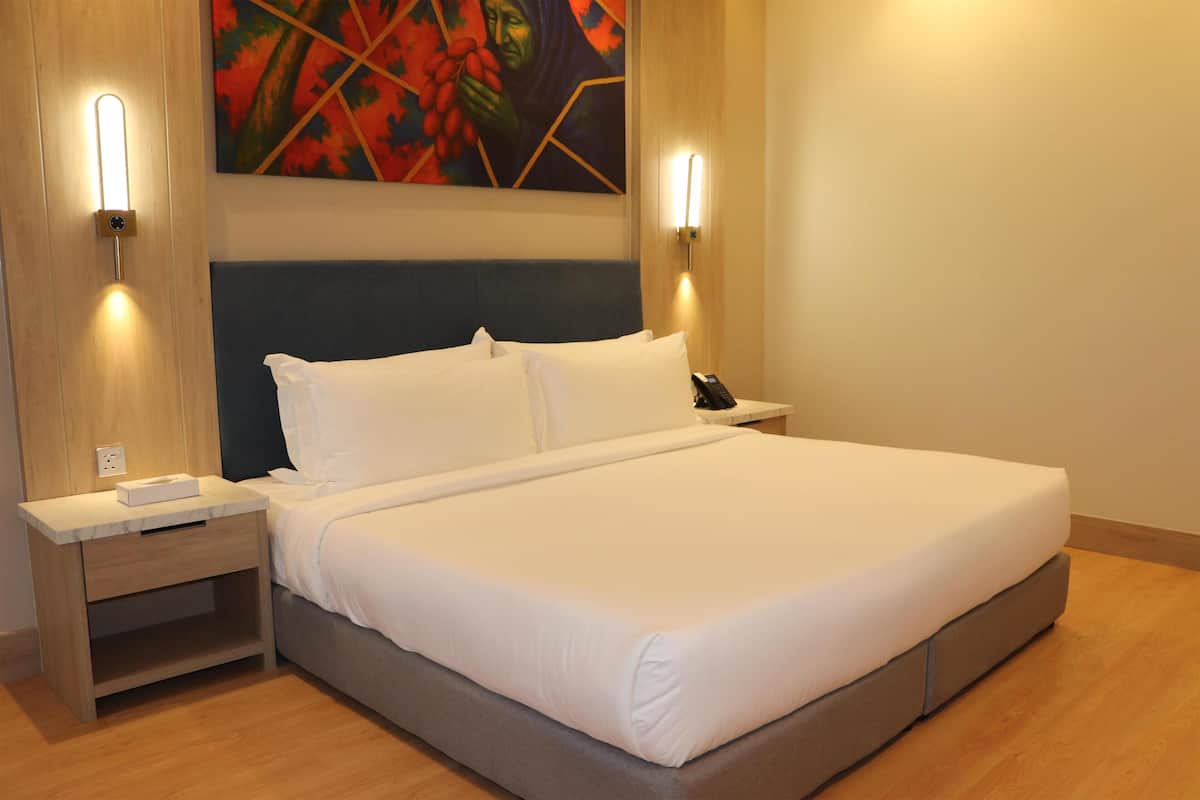 Cofres nos quartos, escrivaninha, cortinas blackout