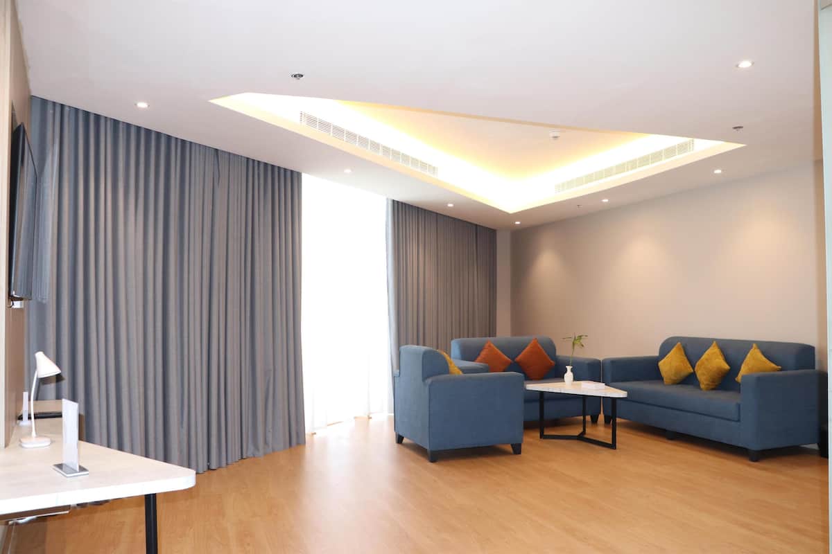 Suíte, 1 cama King, para não fumantes (Dining Table) | Comodidades do quarto