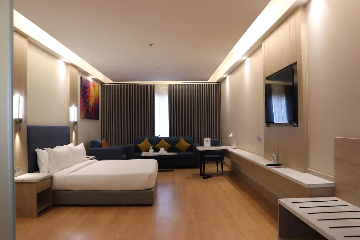 Quarto luxo, 1 cama King, para não fumantes | Cofres nos quartos, escrivaninha, cortinas blackout