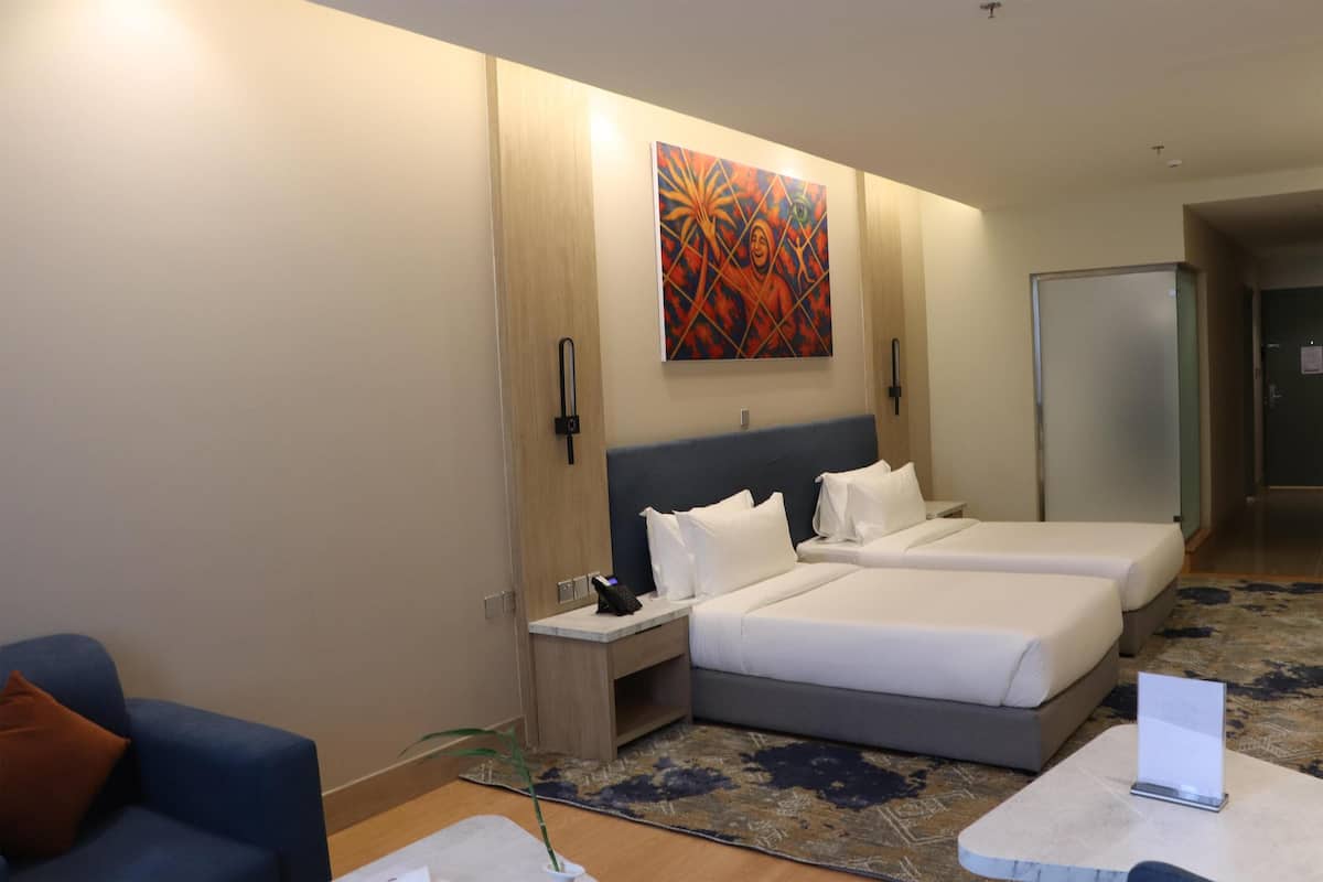 Quarto standard, 2 camas de solteiro, para não fumantes | Cofres nos quartos, escrivaninha, cortinas blackout