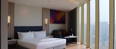 Quarto standard, 1 cama King, para não fumantes | Cofres nos quartos, escrivaninha, cortinas blackout