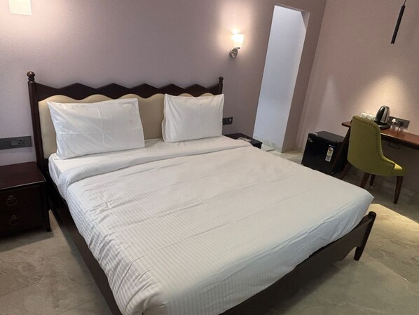 Secretária, secretária adequada para computadores portáteis 