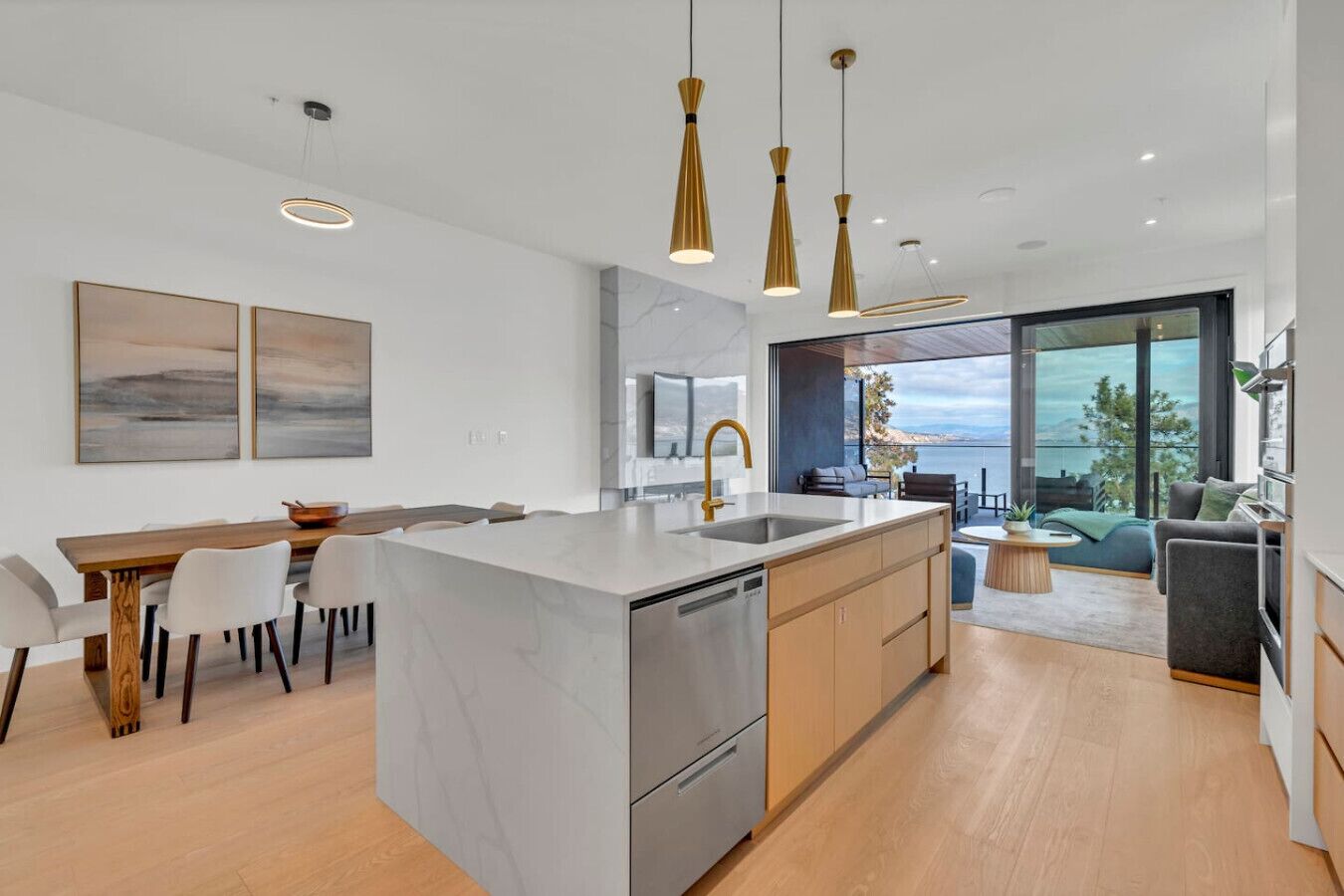 Lakeside Luxury 3br+flex Room With Stunning Views - Penticton