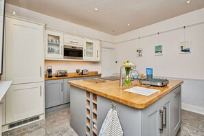 Fogão, cooktop, talheres/pratos/utensílios de cozinha