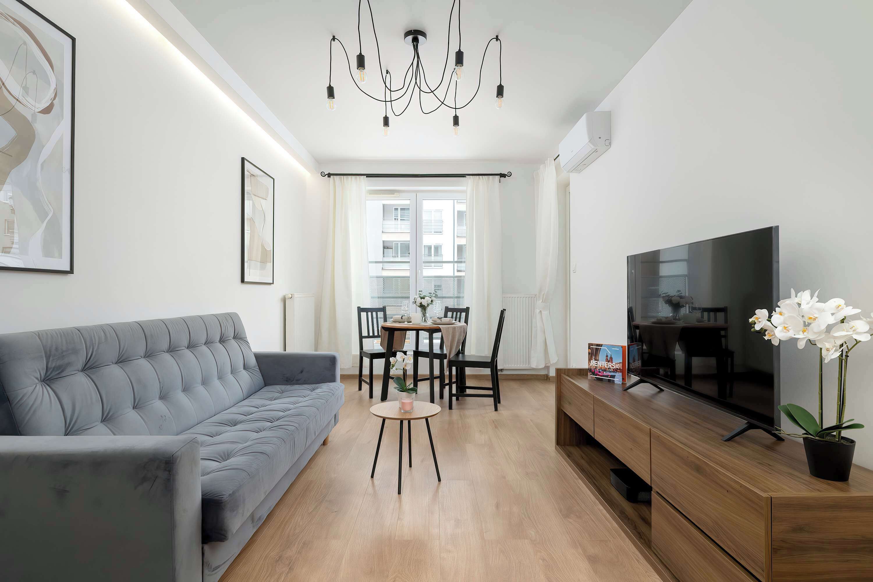 Koszykarska 31 Kraków | Air-conditioned Apartment With Balcony And Workspace | Location Near The Wisła River - Krakow