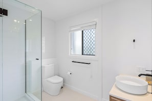 Apartamento, vista parcial para o oceano | Casa de banho