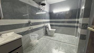 Um polibã, toalhas fornecidas, sabão, champô