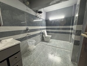 Chuveiro, toalhas de banho, sabonete, shampoo