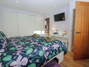 1 quarto, com decoração personalizada, com mobília individualizada 