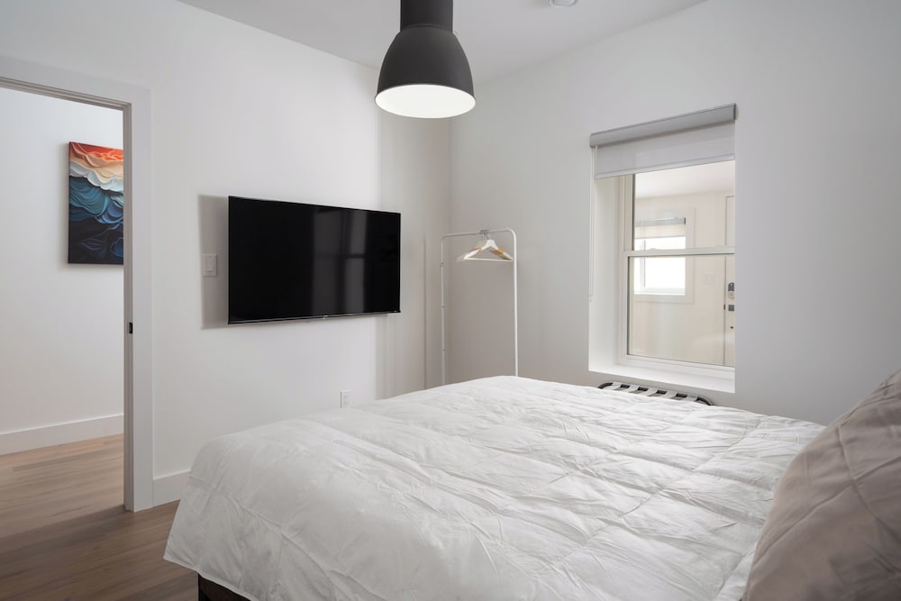 The Beamsville Loft – Wine, Charm & History - Lincoln | Vrbo