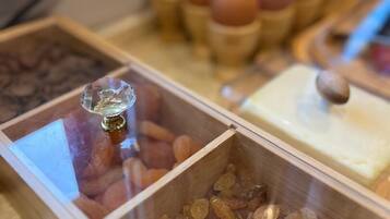Exposição de diferentes frutos secos e frutas desidratadas em recipientes de madeira.