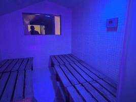 Banheira de hidromassagem, sauna a vapor, massagens musculares profundas