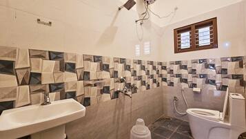 Um polibã, toalhas fornecidas, sabão, champô