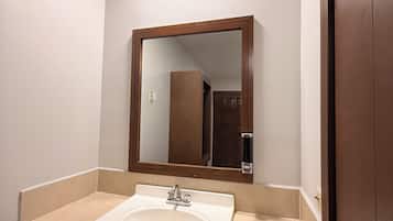 Quarto casal básico de uso individual | Banheiro | Chuveiro, toalhas de banho, sabonete, shampoo