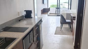 Frigobar, micro-ondas