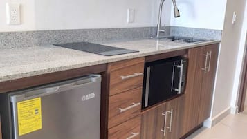 Minifrigorífico, um micro-ondas