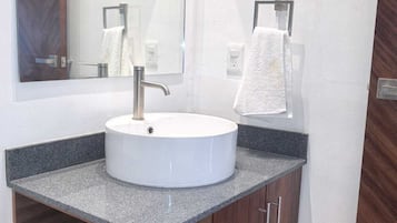 Um polibã, toalhas fornecidas, sabão, champô