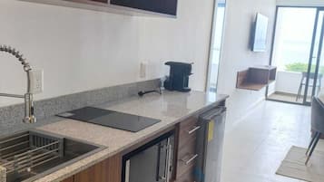 Frigobar, micro-ondas