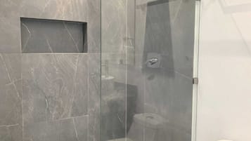 Chuveiro, toalhas de banho, sabonete, shampoo