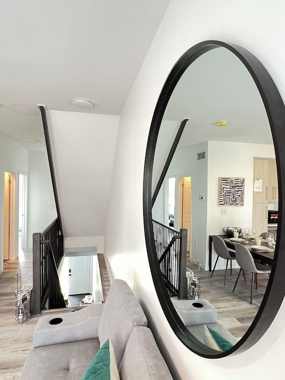 Bentley Commons Luxury 4 Bedroom Townhome In The Fallsview Tourist District - Niagara Falls