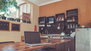 Estúdio Económico, vista para a montanha | Cozinha partilhada | Uma chaleira elétrica, utensílios de cozinha