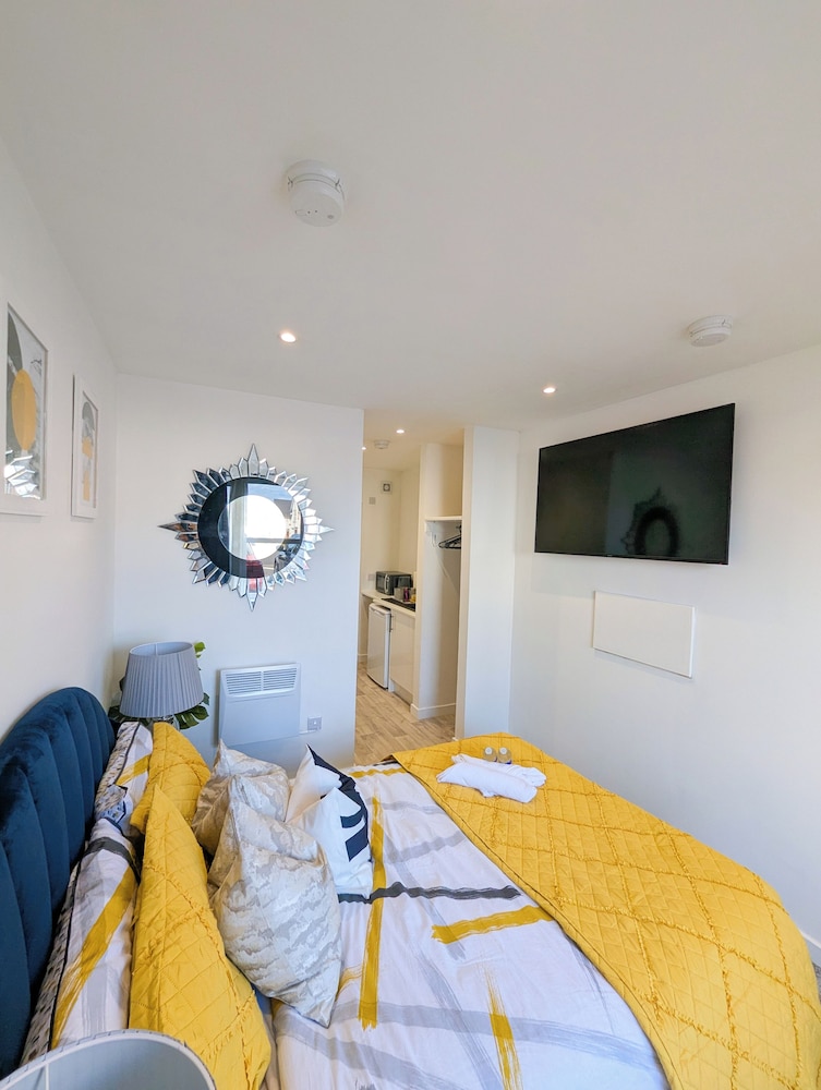 A stylish modern studio stay near attractions with comfy room and ...