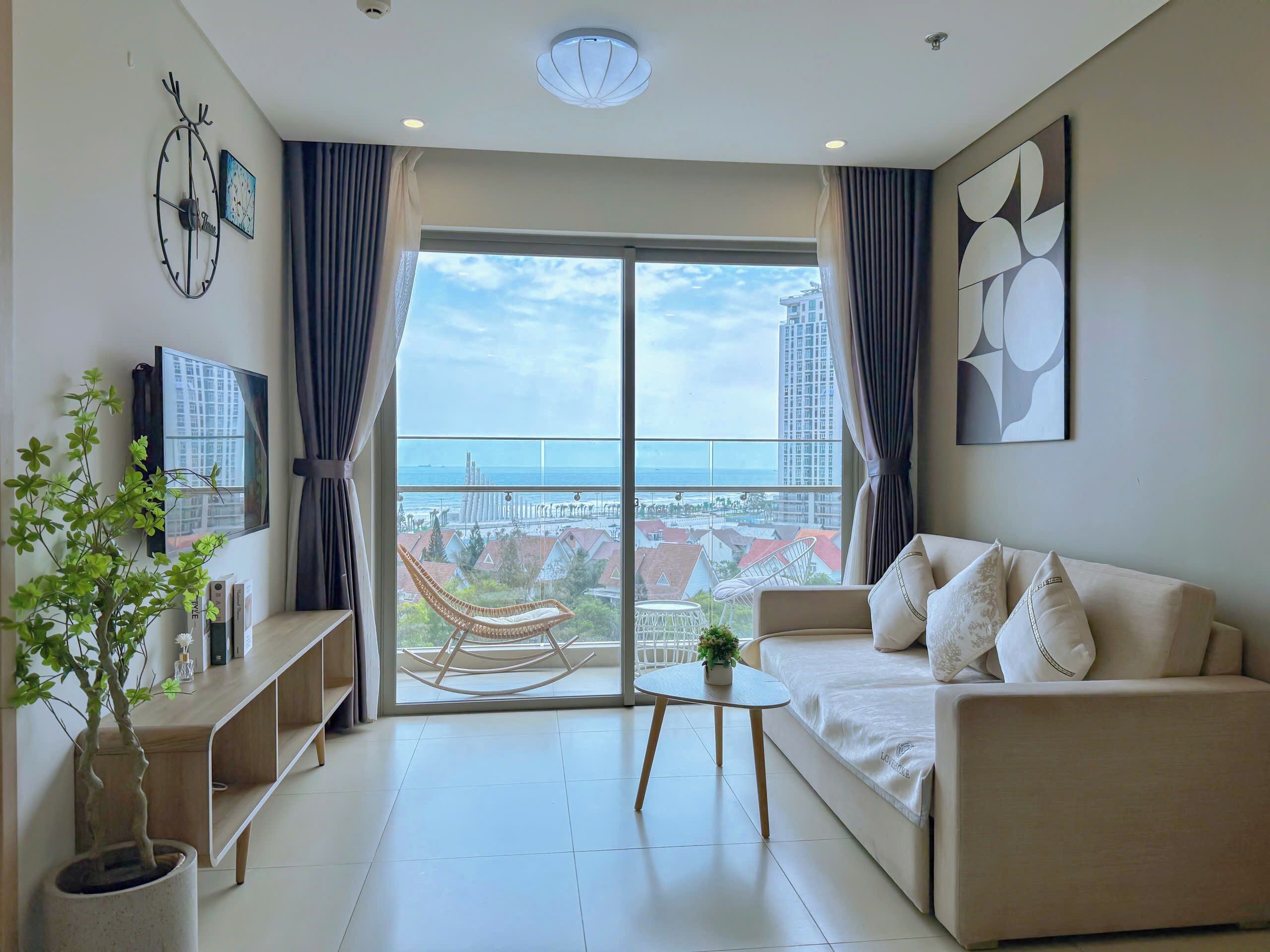 Apartamento família, 3 quartos, vista para o oceano | Área de estar | Smart TV 45 polegadas com canais via satélite