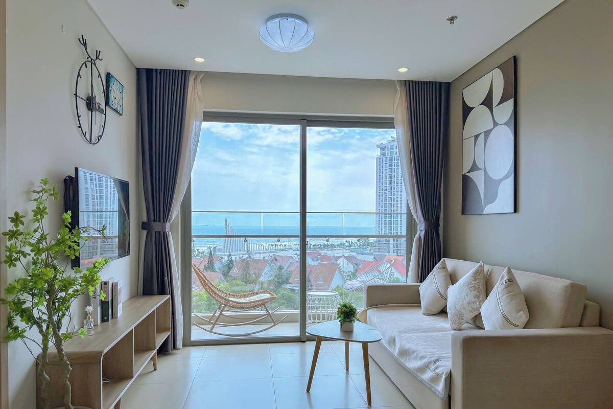 Apartamento família, 3 quartos, vista para o oceano | Área de estar | Smart TV 45 polegadas com canais via satélite