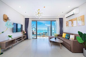 Apartamento de Luxo, 3 quartos, vista para a praia | Sala de estar | Smart TV de 45 polegadas com canais via satélite 