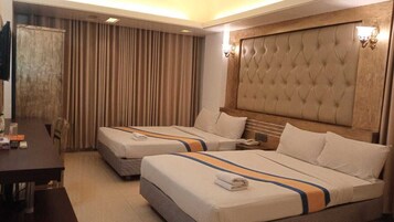 Quarto Quádruplo Premium, varanda, vista para o oceano | Secretária
