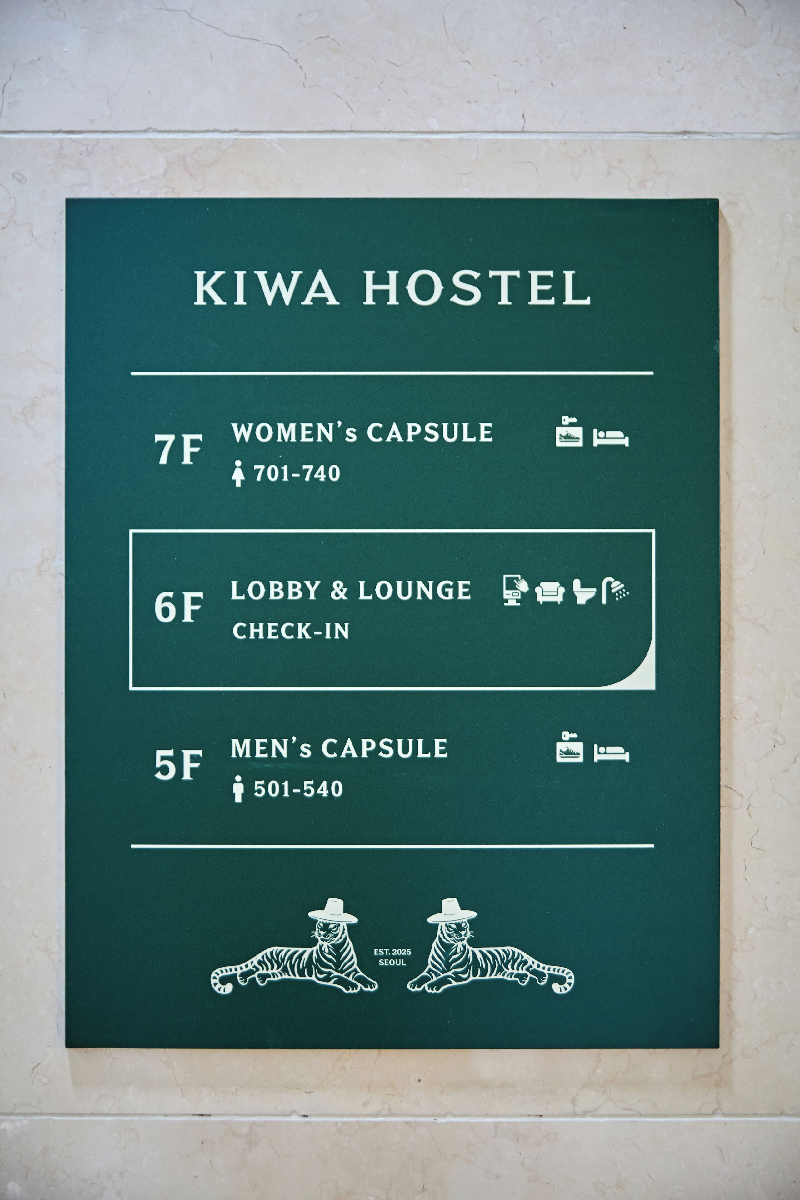 Placa de hostel com números de quartos e comodidades.