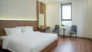 Quarto solteiro superior, vista para a cidade | Cofres nos quartos, individualmente decorados