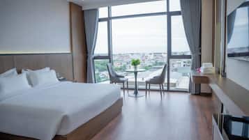 Quarto Individual Superior, Vista para a cidade | Cofre no quarto, com decoração personalizada