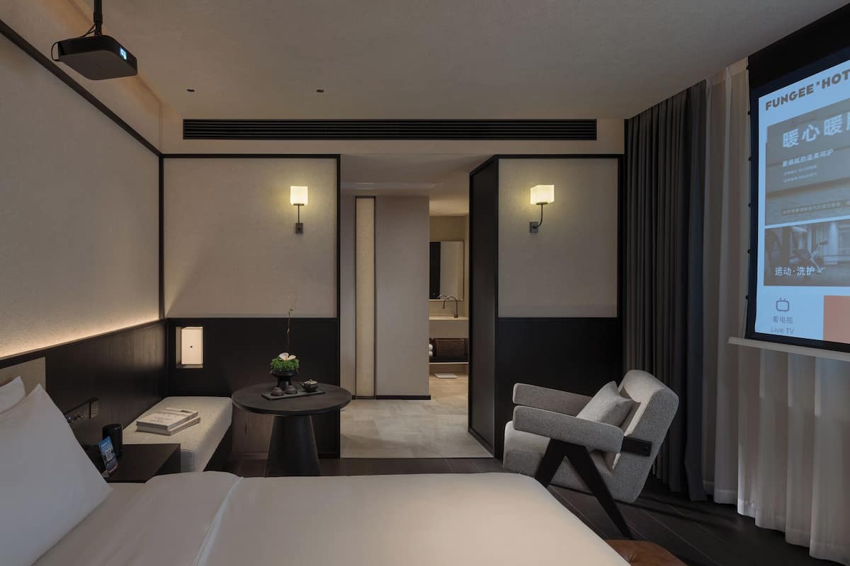 Quarto Clássico com Cama de Casal, casa de banho privativa | Secretária, secretária adequada para computadores portáteis