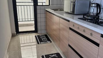 Apartamento clássico, sacada, vista para a cidade | Cozinha privada | Geladeira, micro-ondas, talheres/pratos/utensílios de cozinha