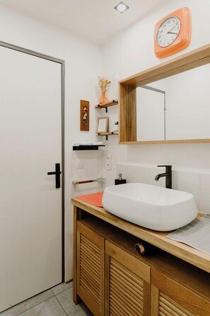 Quarto Clássico, vista para o jardim (L'oree du bois) | Casa de banho | Um secador de cabelo, toalhas fornecidas, sabão, champô 