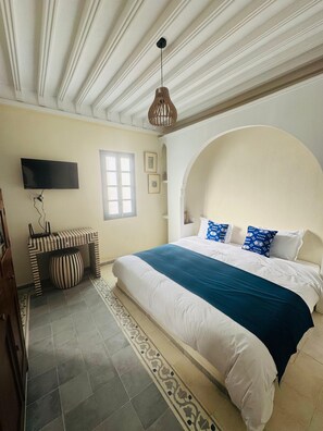 Quarto Duplo Superior, serviço de limpeza e arrumação, vista para a piscina | Cofre no quarto, quartos insonorizados, ferro/tábua de engomar