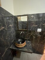 Quarto superluxo, vista para a montanha | Banheiro | Chuveiro, produtos de toalete grátis, toalhas de banho, sabonete
