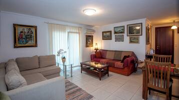 Apartamento superluxo, varanda, vista para a montanha | Ferros/tábuas de passar roupa, Wi-Fi de cortesia