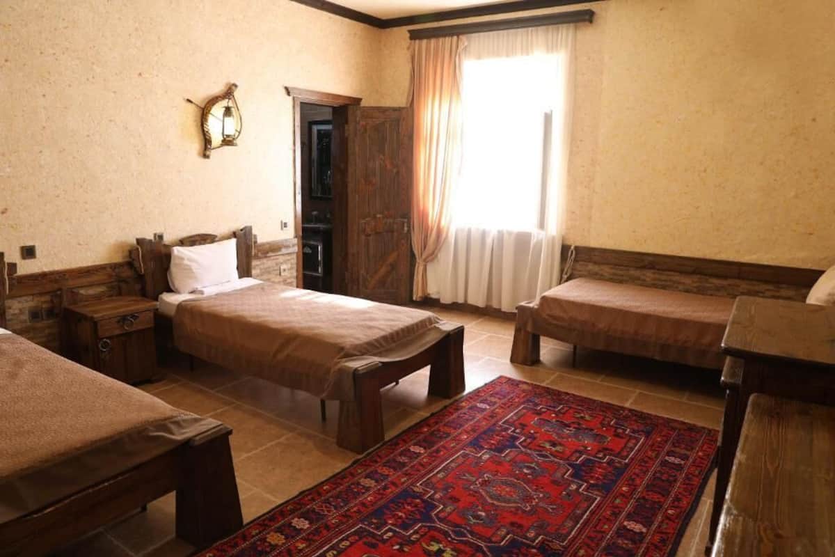 Suite, varanda, vista para o jardim | Secretária, Wi-fi grátis