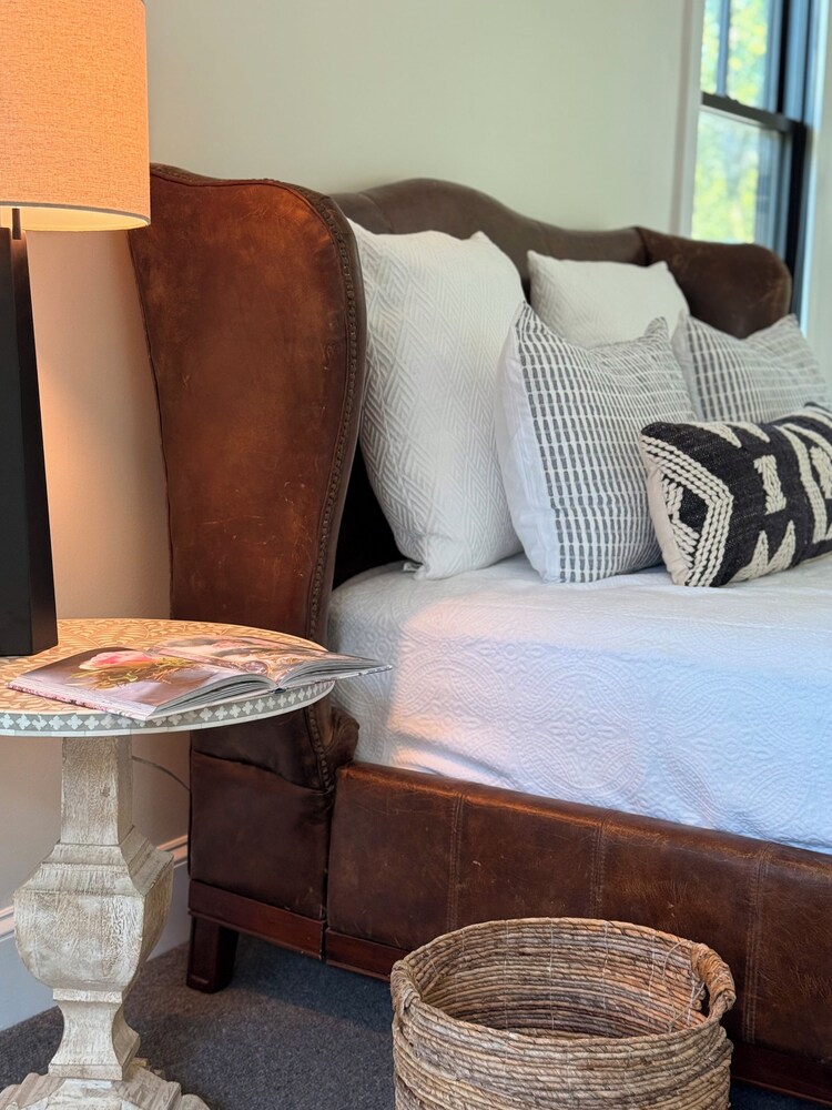 Modern Luxe Farmhouse Retreat with Peaceful Pasture Views • Minutes ...