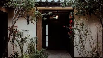 Suite Tradicional, vista para o pátio | Secretária, secretária adequada para computadores portáteis