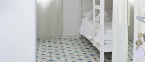 Quarto Quádruplo Familiar | Cofre no quarto, cortinas/cortinados opacos, quartos insonorizados