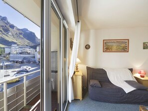 Studio cabin 4 people at slope base in Gourette Reviews, Deals & Photos ...