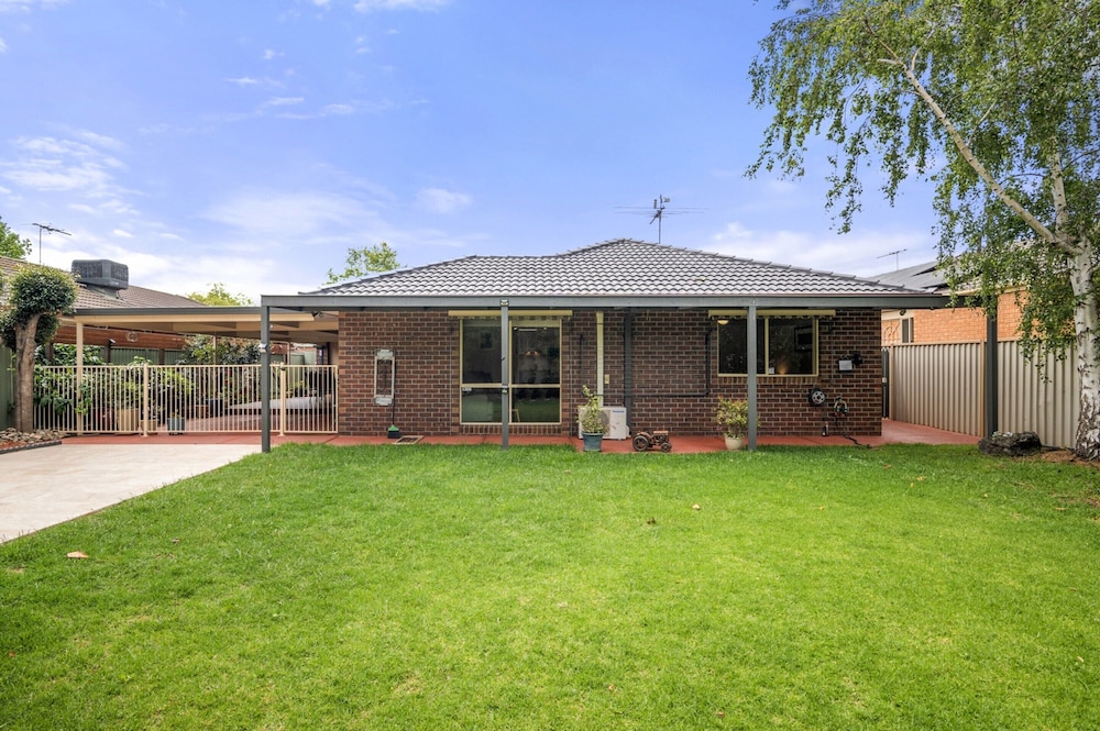 Charming 3-bed Family Home With Amazing Garden - Werribee