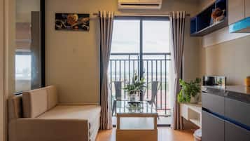 Apartamento, varanda, Vista para a cidade | Secretária, secretária adequada para computadores portáteis