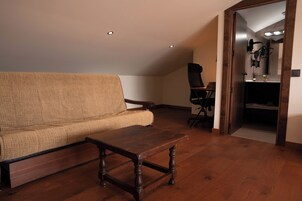 Quarto Quádruplo Standard, vista para o jardim | Cofre no quarto, secretária, cortinas/cortinados opacos 